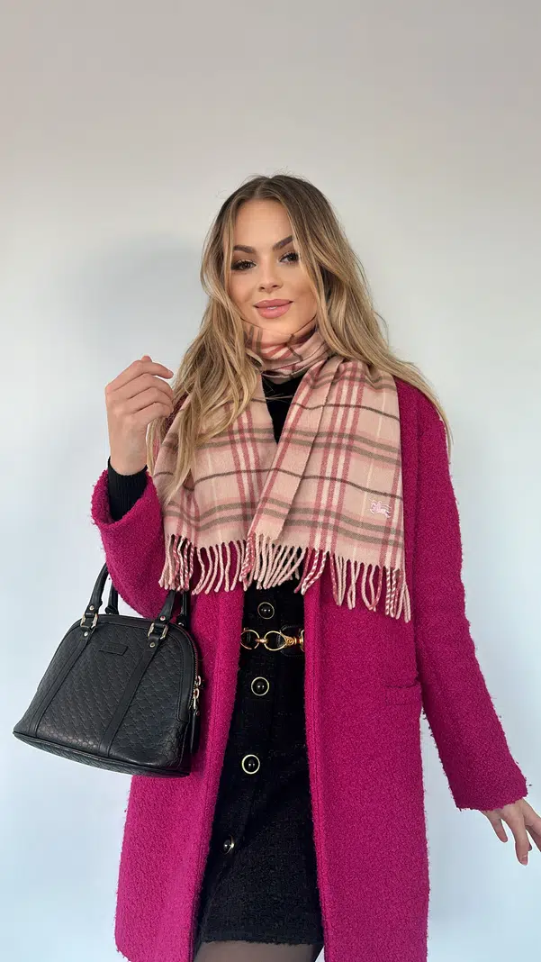 Voggt - buy Écharpe Burberry tartan rose 🤍