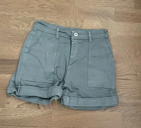 Voggt - buy #777. IZZY SHORT COURT TAILLE M KAKI